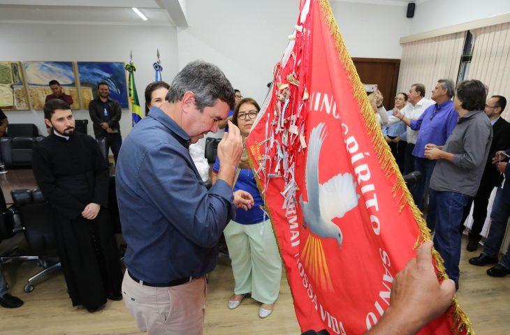 Governador recebe a Bandeira do Divino e reforça tradição que faz parte ...