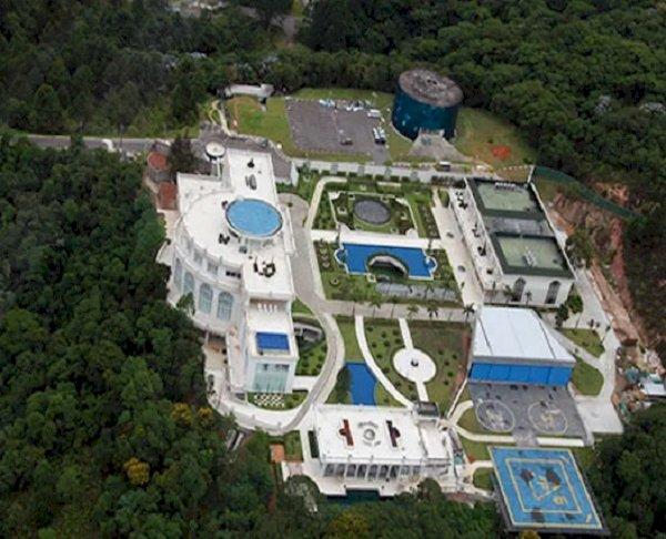 Avaliada em quase R$ 1 bilhão, a maior casa do Brasil pertence à ...